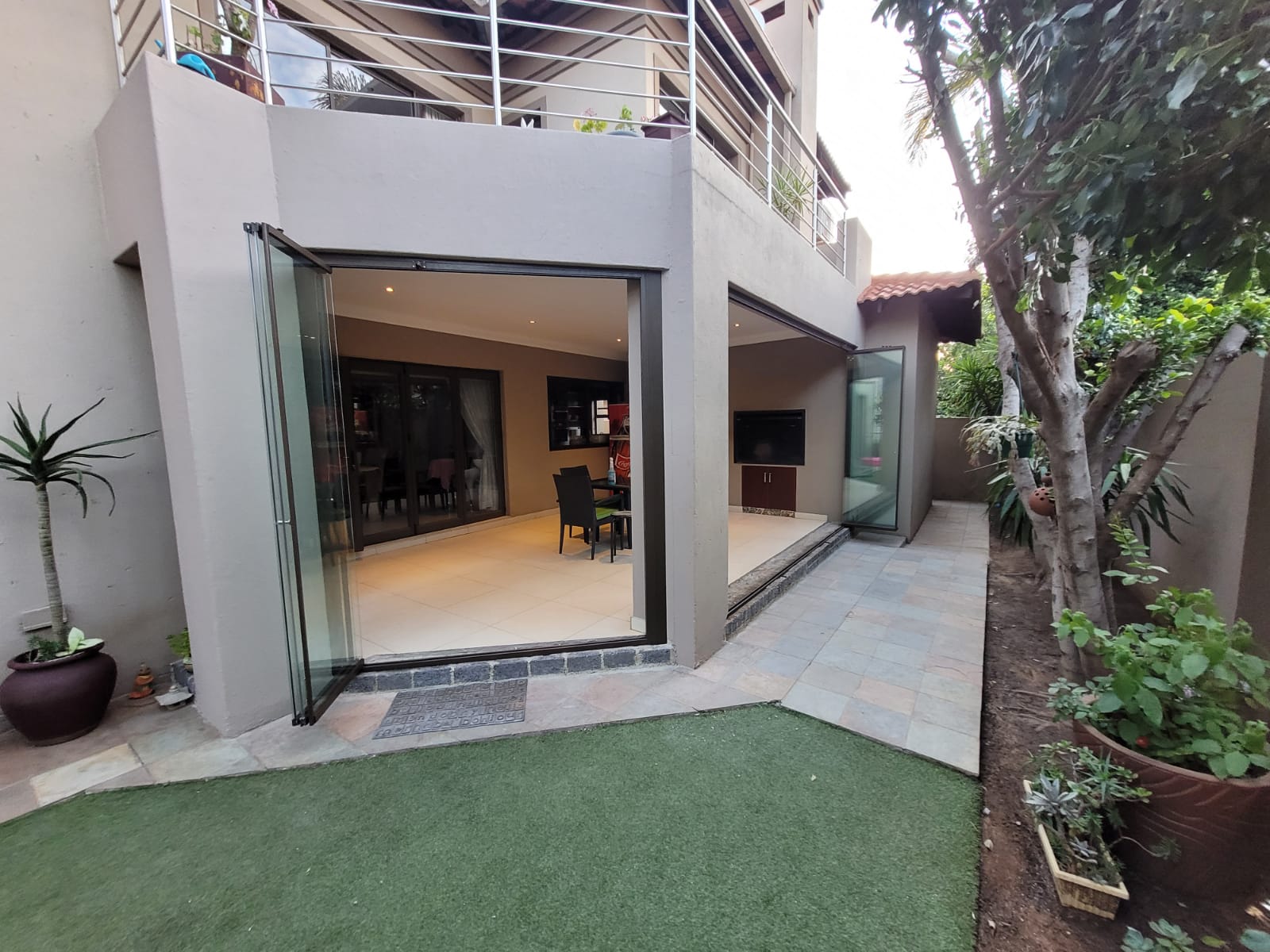 Frameless Glass | Sleek, Modern & Sophisticated